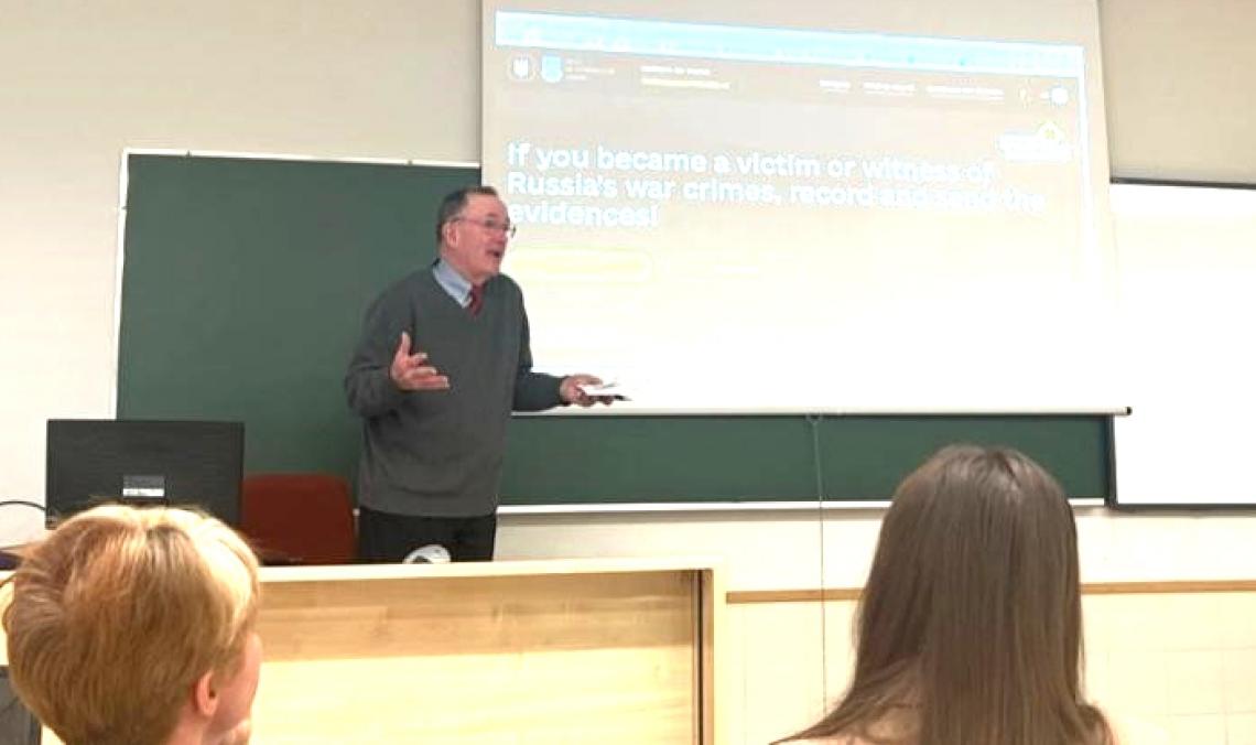 Rick Lorentz impartió una charla en la ULE sobre los crímenes de guerra ...