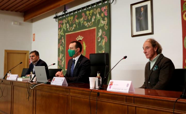 La ULE incorpora a su patrimonio artístico una escultura del artista Lolo Zapico | Universidad ...